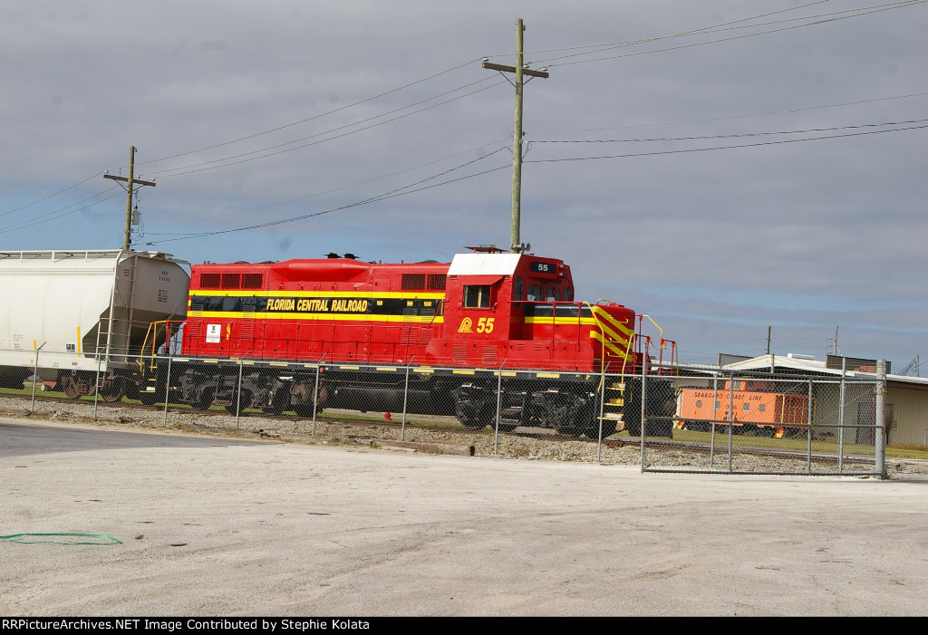 FCEN 55 WITH SCL CABOOSE IN BACKGROUND